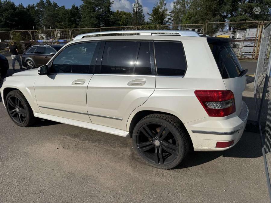 White Mercedes-Benz GLK 320 2009 in Vilnius, with an engine capacity of 2.99 L and mileage of 364 thousand km for 2950 €, photo 7 on AUTOMOTO.COM.LV