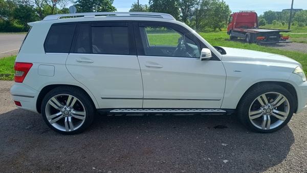 White Mercedes-Benz GLK 320 2009 in Tallinn, with an engine capacity of 3.00 L and mileage of 295 thousand km for 9000 €, photo 3 on AUTOMOTO.COM.LV