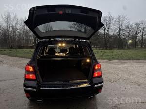 Black Mercedes-Benz GLK 350 2009 in Riga, with an engine capacity of 3.00 L and mileage of 302 thousand km for 8500 €, photo 5 on AUTOMOTO.COM.LV