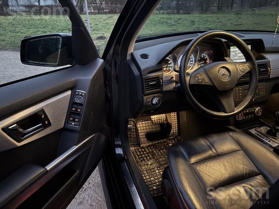 Black Mercedes-Benz GLK 350 2009 in Riga, with an engine capacity of 3.00 L and mileage of 302 thousand km for 8500 €, photo 7 on AUTOMOTO.COM.LV