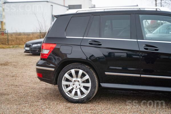 Melns Mercedes-Benz GLK 350 2009 Liepāja, ar dzinēja tilpumu 3.00 L un nobraukumu 253 tūkst. km par 8900 €, foto 6 vietnē AUTOMOTO.COM.LV