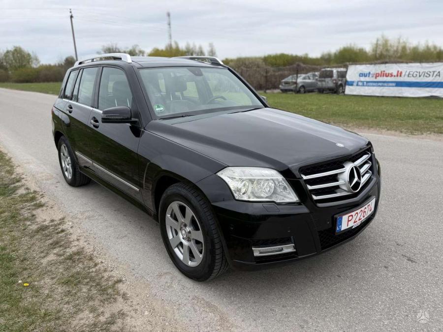 Black Mercedes-Benz GLK 350 2010 in Vilkaviskis, with an engine capacity of 3.00 L and mileage of 271 thousand km for 6999 €, photo 3 on AUTOMOTO.COM.LV