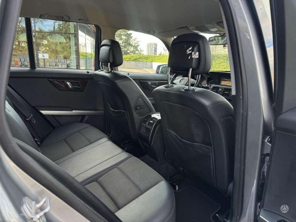 Brown Mercedes-Benz GLK 350 2010 in Vilnius, with an engine capacity of 3.00 L and mileage of 351 thousand km for 4700 €, photo 7 on AUTOMOTO.COM.LV