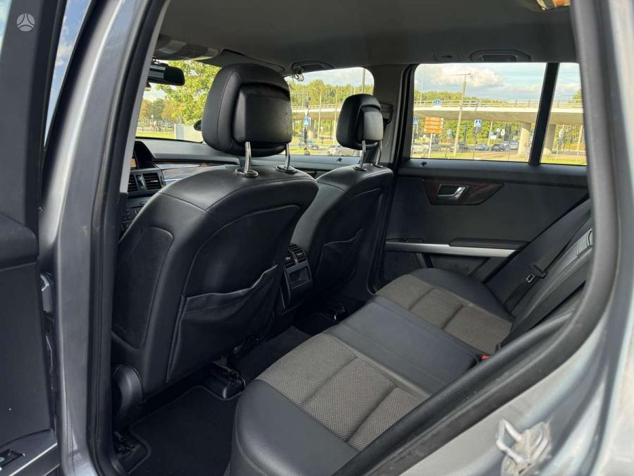 Brown Mercedes-Benz GLK 350 2010 in Vilnius, with an engine capacity of 3.00 L and mileage of 351 thousand km for 4700 €, photo 9 on AUTOMOTO.COM.LV