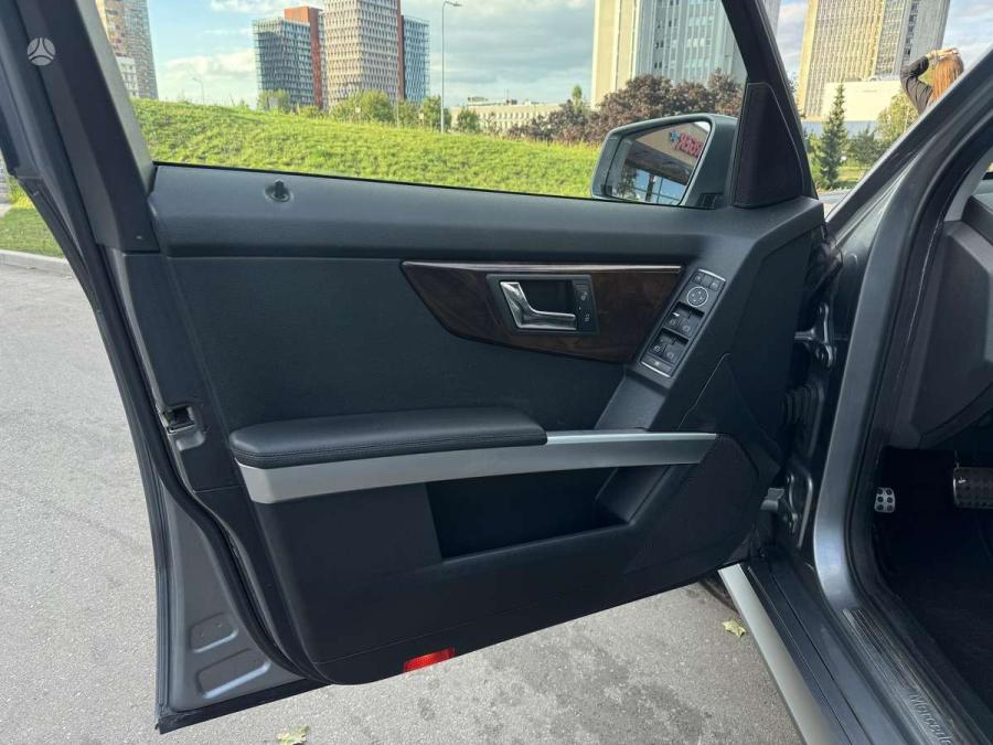 Brown Mercedes-Benz GLK 350 2010 in Vilnius, with an engine capacity of 3.00 L and mileage of 351 thousand km for 4700 €, photo 12 on AUTOMOTO.COM.LV