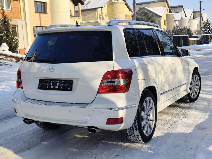 White Mercedes-Benz GLK 350 2010 in Panevezys, with an engine capacity of 2.99 L and mileage of 181 thousand km for 7777 €, photo 2 on AUTOMOTO.COM.LV