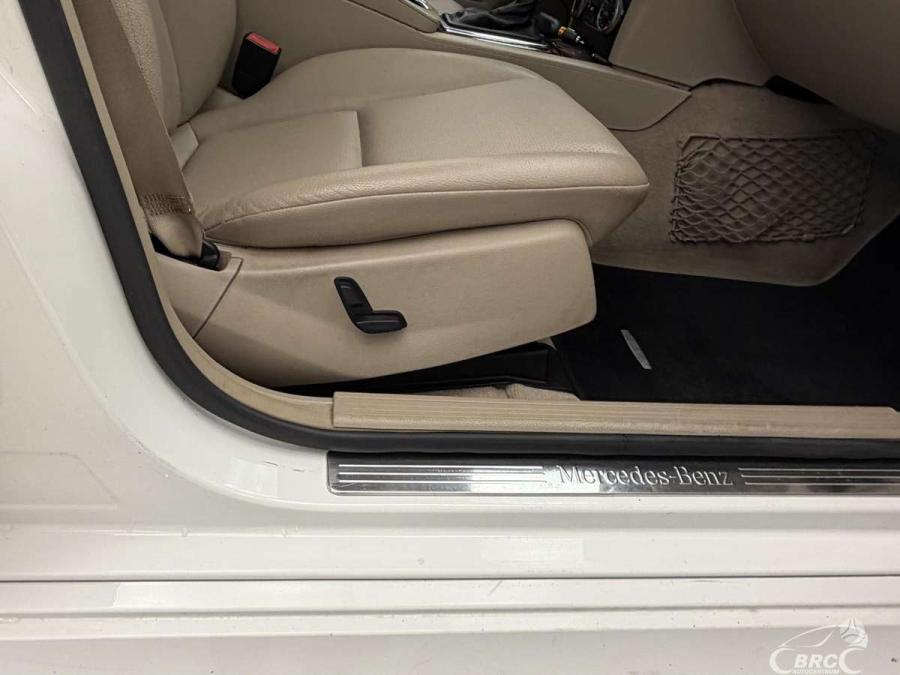 White Mercedes-Benz GLK 350 2012 in Vilnius, with an engine capacity of 3.50 L and mileage of 282 thousand km for 5900 €, photo 8 on AUTOMOTO.COM.LV