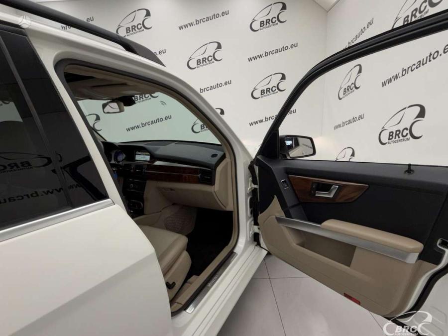 White Mercedes-Benz GLK 350 2012 in Vilnius, with an engine capacity of 3.50 L and mileage of 282 thousand km for 5900 €, photo 10 on AUTOMOTO.COM.LV