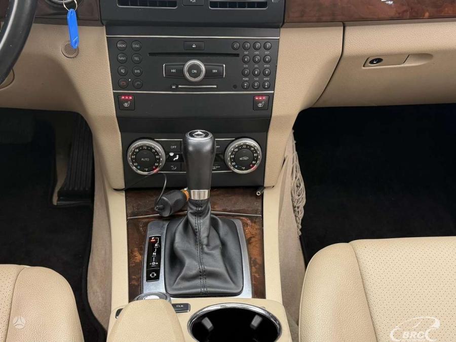 White Mercedes-Benz GLK 350 2012 in Vilnius, with an engine capacity of 3.50 L and mileage of 282 thousand km for 5900 €, photo 19 on AUTOMOTO.COM.LV