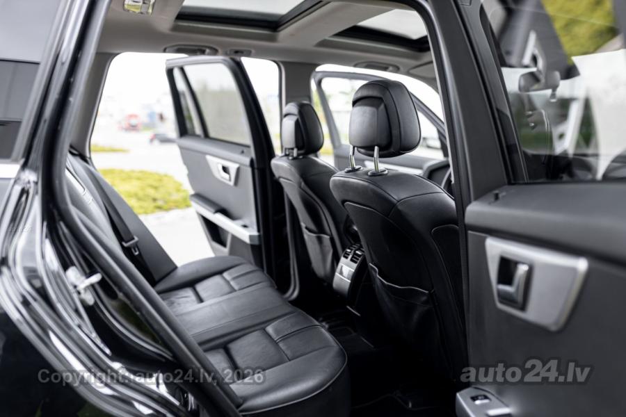 Melns Mercedes-Benz GLK-Class 2010 Tallina, ar dzinēja tilpumu 3.00 L un nobraukumu 318 tūkst. km par 8999 €, foto 21 vietnē AUTOMOTO.COM.LV