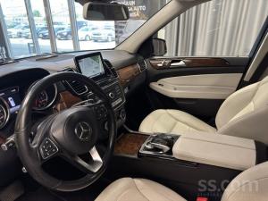 Black Mercedes-Benz GLS 350 2018 in Riga, with an engine capacity of 3.00 L and mileage of 265 thousand km for 30900 €, photo 12 on AUTOMOTO.COM.LV