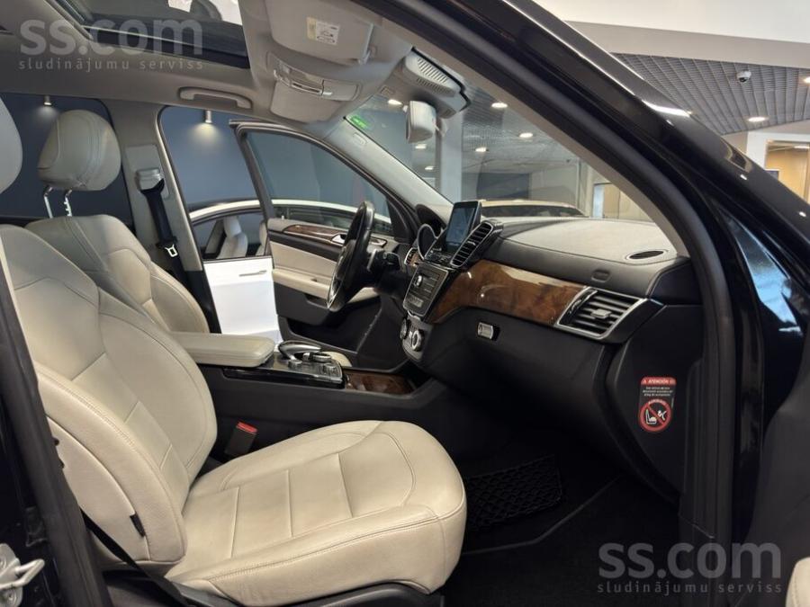 Black Mercedes-Benz GLS 350 2018 in Riga, with an engine capacity of 3.00 L and mileage of 265 thousand km for 30900 €, photo 14 on AUTOMOTO.COM.LV