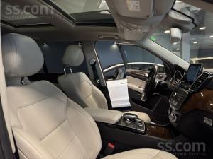 Black Mercedes-Benz GLS 350 2018 in Riga, with an engine capacity of 3.00 L and mileage of 265 thousand km for 30900 €, photo 15 on AUTOMOTO.COM.LV