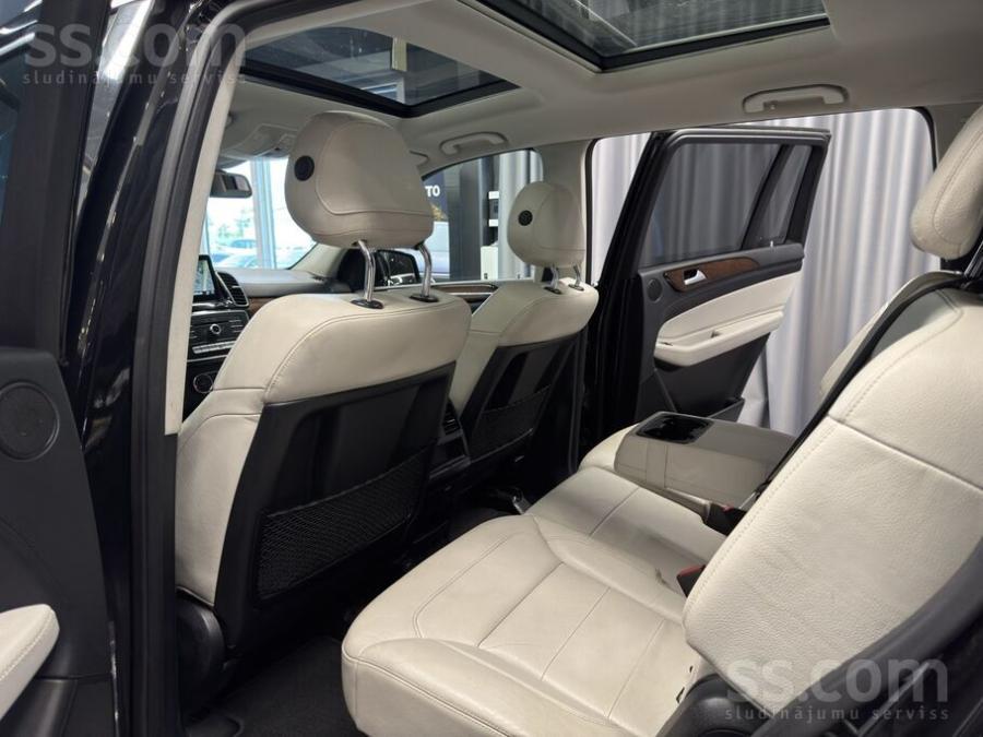 Black Mercedes-Benz GLS 350 2018 in Riga, with an engine capacity of 3.00 L and mileage of 265 thousand km for 30900 €, photo 16 on AUTOMOTO.COM.LV