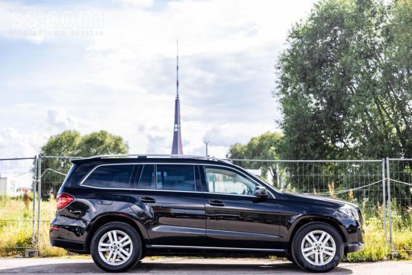 Black Mercedes-Benz GLS 350 2018 in Riga, with an engine capacity of 3.00 L and mileage of 280 thousand km for 28490 €, photo 5 on AUTOMOTO.COM.LV