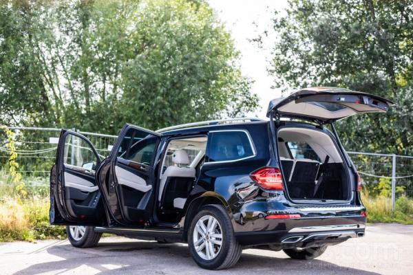 Black Mercedes-Benz GLS 350 2018 in Riga, with an engine capacity of 3.00 L and mileage of 280 thousand km for 28490 €, photo 9 on AUTOMOTO.COM.LV