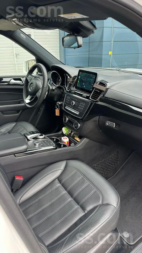 White Mercedes-Benz GLS 350 2017 in Riga, with an engine capacity of 3.00 L and mileage of 210 thousand km for 27900 €, photo 5 on AUTOMOTO.COM.LV