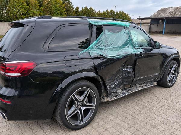 Black Mercedes-Benz GLS 400 2020 in Kaunas, with an engine capacity of 2.93 L and mileage of 172 thousand km for 44999 €, photo 4 on AUTOMOTO.COM.LV