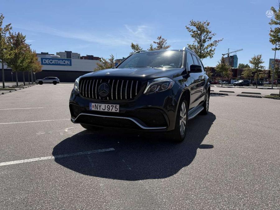 Black Mercedes-Benz GLS 450 2017 in Gargzdai, with an engine capacity of 3.00 L and mileage of 152 thousand km for 36542 €, photo 1 on AUTOMOTO.COM.LV