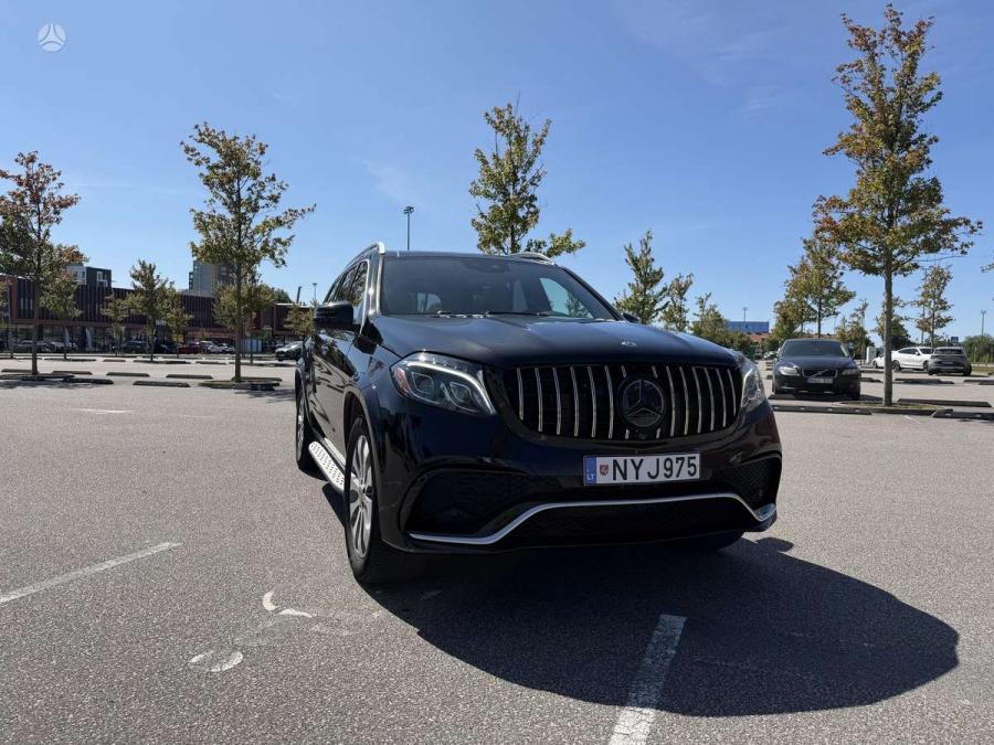 Black Mercedes-Benz GLS 450 2017 in Gargzdai, with an engine capacity of 3.00 L and mileage of 152 thousand km for 36542 €, photo 3 on AUTOMOTO.COM.LV