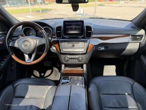 Black Mercedes-Benz GLS 450 2017 in Gargzdai, with an engine capacity of 3.00 L and mileage of 152 thousand km for 36542 €, photo 8 on AUTOMOTO.COM.LV