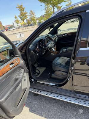 Black Mercedes-Benz GLS 450 2017 in Gargzdai, with an engine capacity of 3.00 L and mileage of 152 thousand km for 36542 €, photo 10 on AUTOMOTO.COM.LV