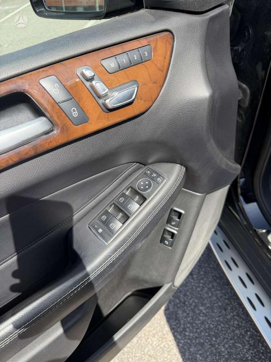 Black Mercedes-Benz GLS 450 2017 in Gargzdai, with an engine capacity of 3.00 L and mileage of 152 thousand km for 36542 €, photo 11 on AUTOMOTO.COM.LV
