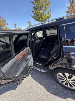 Black Mercedes-Benz GLS 450 2017 in Gargzdai, with an engine capacity of 3.00 L and mileage of 152 thousand km for 36542 €, photo 17 on AUTOMOTO.COM.LV
