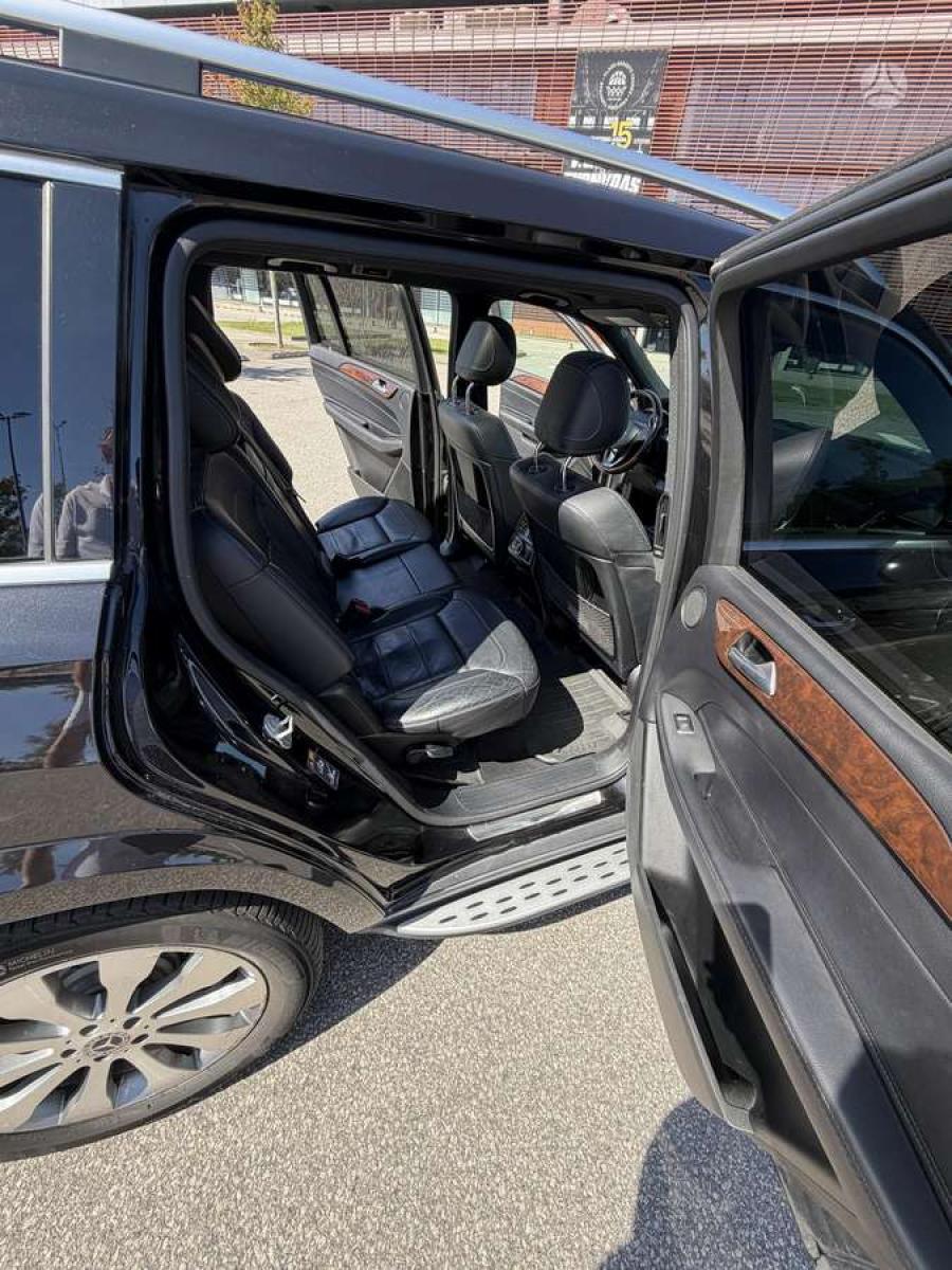 Black Mercedes-Benz GLS 450 2017 in Gargzdai, with an engine capacity of 3.00 L and mileage of 152 thousand km for 36542 €, photo 18 on AUTOMOTO.COM.LV