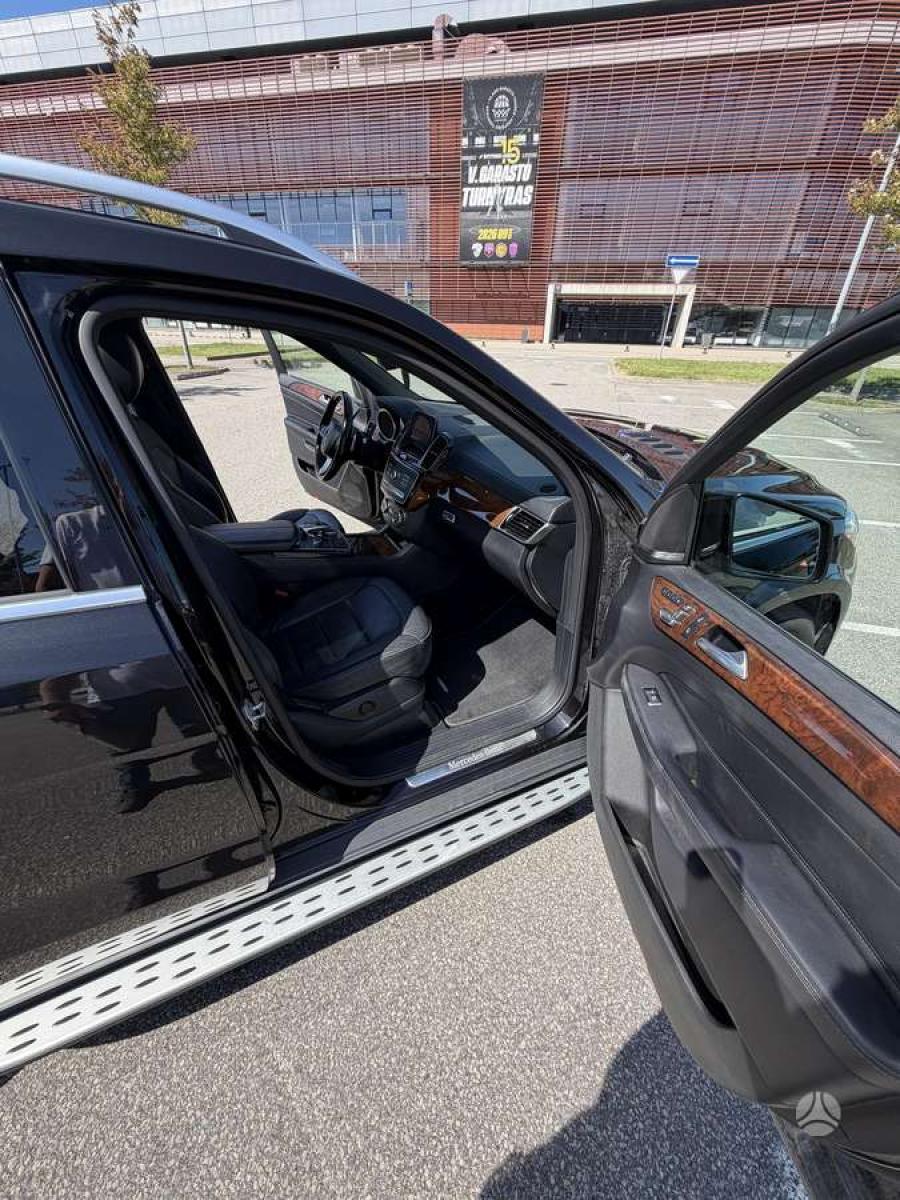 Black Mercedes-Benz GLS 450 2017 in Gargzdai, with an engine capacity of 3.00 L and mileage of 152 thousand km for 36542 €, photo 19 on AUTOMOTO.COM.LV
