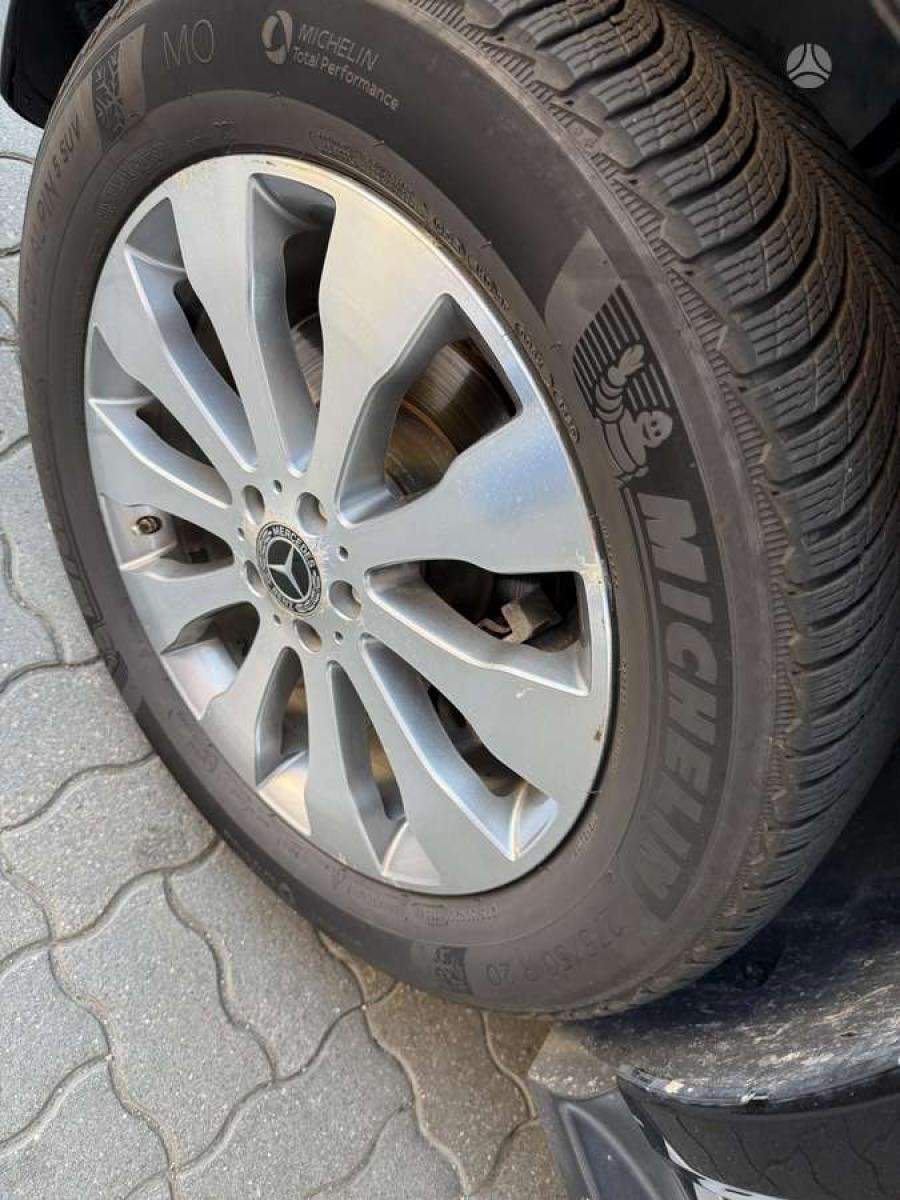 Black Mercedes-Benz GLS 450 2017 in Gargzdai, with an engine capacity of 3.00 L and mileage of 152 thousand km for 36542 €, photo 25 on AUTOMOTO.COM.LV