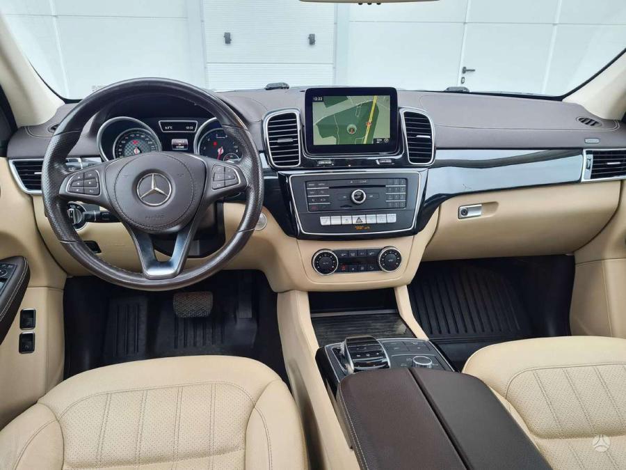 White Mercedes-Benz GLS 450 2017 in Vilnius, with an engine capacity of 3.00 L and mileage of 97 thousand km for 32500 €, photo 13 on AUTOMOTO.COM.LV