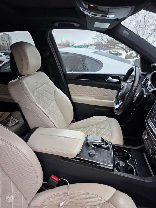 White Mercedes-Benz GLS 450 2017 in Kaunas, with an engine capacity of 3.00 L and mileage of 90 thousand km for 29999 €, photo 4 on AUTOMOTO.COM.LV