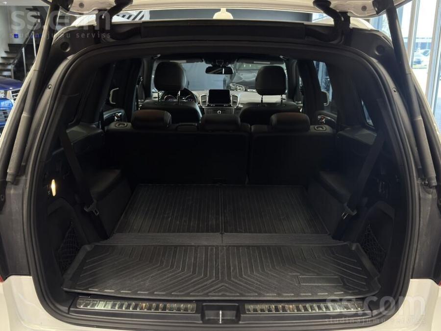 White Mercedes-Benz GLS 450 2019 in Riga, with an engine capacity of 3.00 L and mileage of 106 thousand km for 29990 €, photo 8 on AUTOMOTO.COM.LV