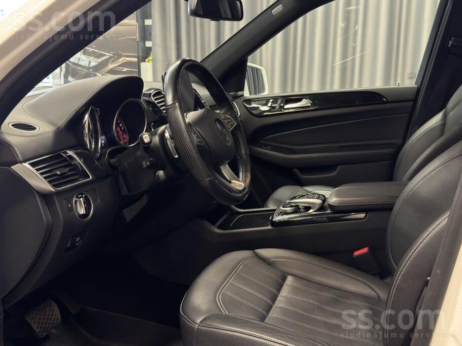 White Mercedes-Benz GLS 450 2019 in Riga, with an engine capacity of 3.00 L and mileage of 106 thousand km for 29990 €, photo 10 on AUTOMOTO.COM.LV