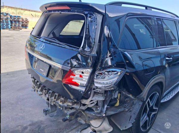 Black Mercedes-Benz GLS 550 2017 in Siauliai, with an engine capacity of 4.70 L and mileage of 144 thousand km for 14990 €, photo 4 on AUTOMOTO.COM.LV