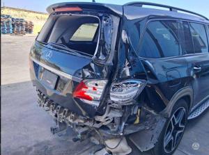 Black Mercedes-Benz GLS 550 2017 in Siauliai, with an engine capacity of 4.70 L and mileage of 144 thousand km for 14990 €, photo 5 on AUTOMOTO.COM.LV
