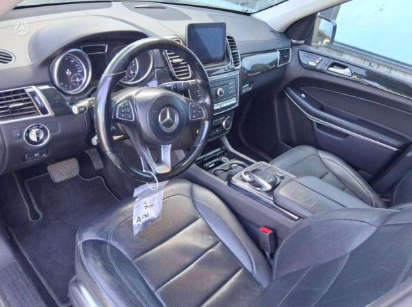 Black Mercedes-Benz GLS 550 2017 in Siauliai, with an engine capacity of 4.70 L and mileage of 144 thousand km for 14990 €, photo 10 on AUTOMOTO.COM.LV