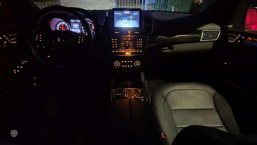 Черный Мерседес GLS 550 2017 в Шяуляй, объемом двигателя 4.66 л и пробегом 200 тыс. км за 33900 €, фото 52 на AUTOMOTO.COM.LV