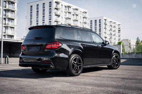 Melns Mercedes-Benz GLS 550 2018 Viļņa, ar dzinēja tilpumu 4.70 L un nobraukumu 177 tūkst. km par 38950 €, foto 3 vietnē AUTOMOTO.COM.LV