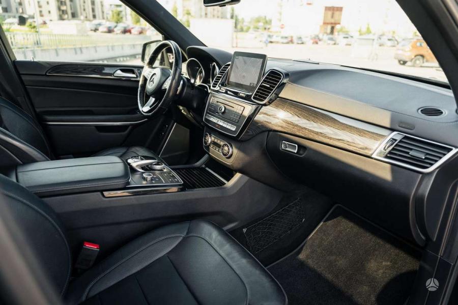 Черный Мерседес GLS 550 2018 в Вильнюс, объемом двигателя 4.70 л и пробегом 177 тыс. км за 38950 €, фото 28 на AUTOMOTO.COM.LV