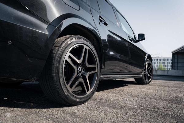 Mercedes-Benz GLS 550 2018 in Vilnius on AUTOMOTO.COM.LV Black Mercedes-Benz GLS 550 2018 in Vilnius, with an engine capacity of 4.70 L and mileage of 177 thousand km for 38950 €, photo 5 on AUTOMOTO.COM.LV