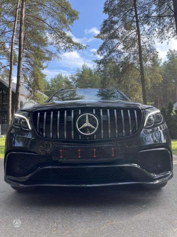 Black Mercedes-Benz GLS 550 2018 in Vilnius, with an engine capacity of 4.70 L and mileage of 177 thousand km for 32900 €, photo 6 on AUTOMOTO.COM.LV