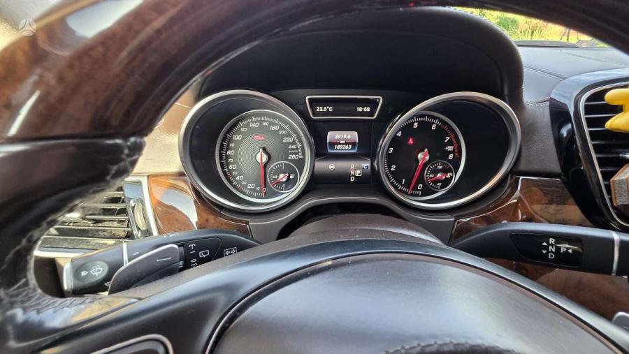 Black Mercedes-Benz GLS 550 2019 in Alytus, with an engine capacity of 4.66 L and mileage of 189 thousand km for 35000 €, photo 11 on AUTOMOTO.COM.LV
