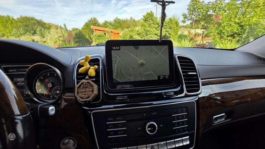 Black Mercedes-Benz GLS 550 2019 in Alytus, with an engine capacity of 4.66 L and mileage of 189 thousand km for 35000 €, photo 12 on AUTOMOTO.COM.LV