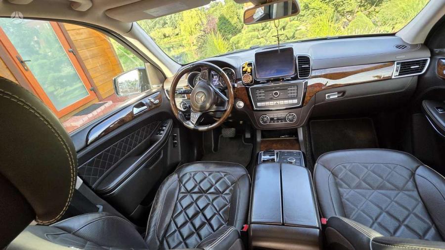 Black Mercedes-Benz GLS 550 2019 in Alytus, with an engine capacity of 4.66 L and mileage of 189 thousand km for 35000 €, photo 16 on AUTOMOTO.COM.LV