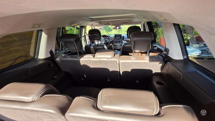 Black Mercedes-Benz GLS 550 2019 in Alytus, with an engine capacity of 4.66 L and mileage of 189 thousand km for 35000 €, photo 17 on AUTOMOTO.COM.LV