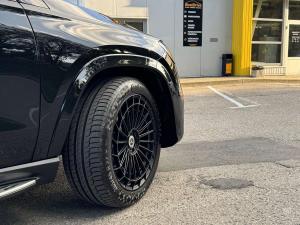 Black Mercedes-Benz gls-580 2021 in Jonava, with an engine capacity of 3.98 L and mileage of 146 thousand km for 69999 €, photo 5 on AUTOMOTO.COM.LV