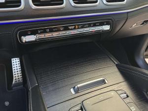 Black Mercedes-Benz gls-580 2021 in Jonava, with an engine capacity of 3.98 L and mileage of 146 thousand km for 69999 €, photo 28 on AUTOMOTO.COM.LV