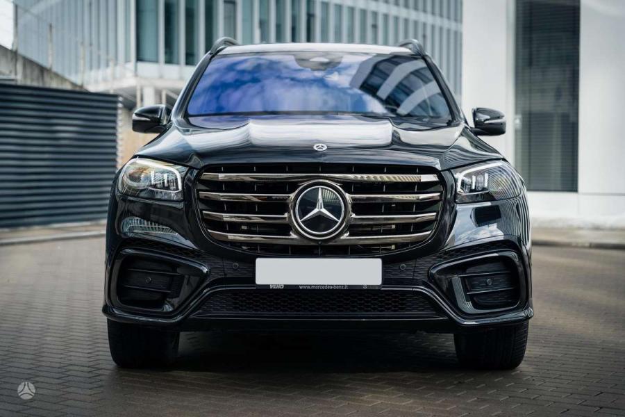 Black Mercedes-Benz gls-580 2024 in Vilnius, with an engine capacity of 3.98 L and mileage of 42 thousand km for 133000 €, photo 4 on AUTOMOTO.COM.LV